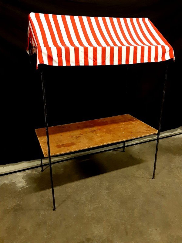 Marktkraam met rood/wit doek - Versleijen Party & Event Support